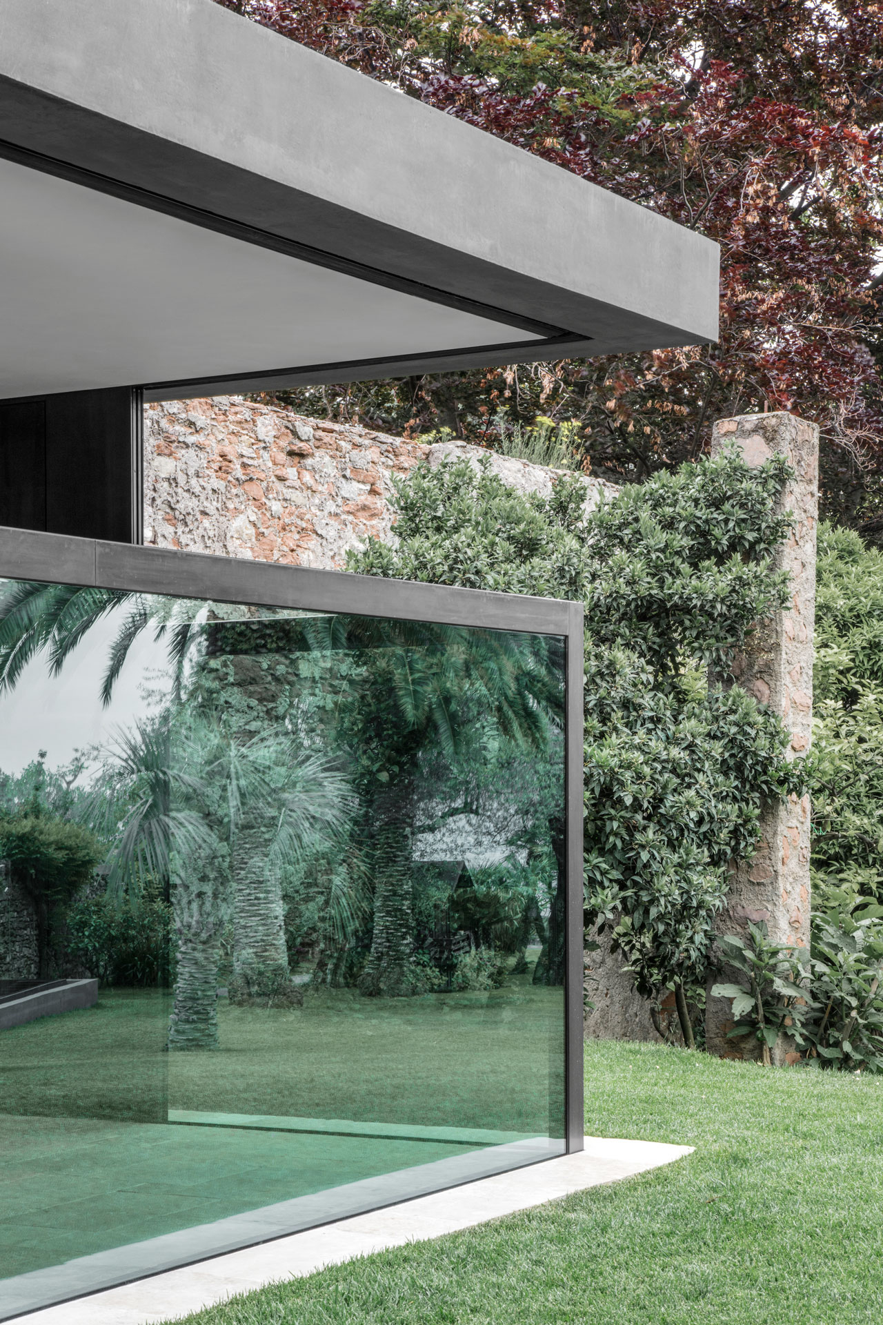 House with Vertical Sliding Windows by BergmeisterWolf Architekten.