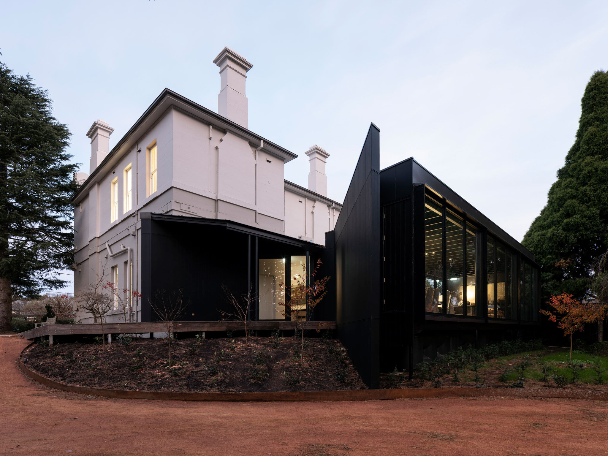 Moss Manor in Moss Vale by Luke Moloney Architects | Yellowtrace