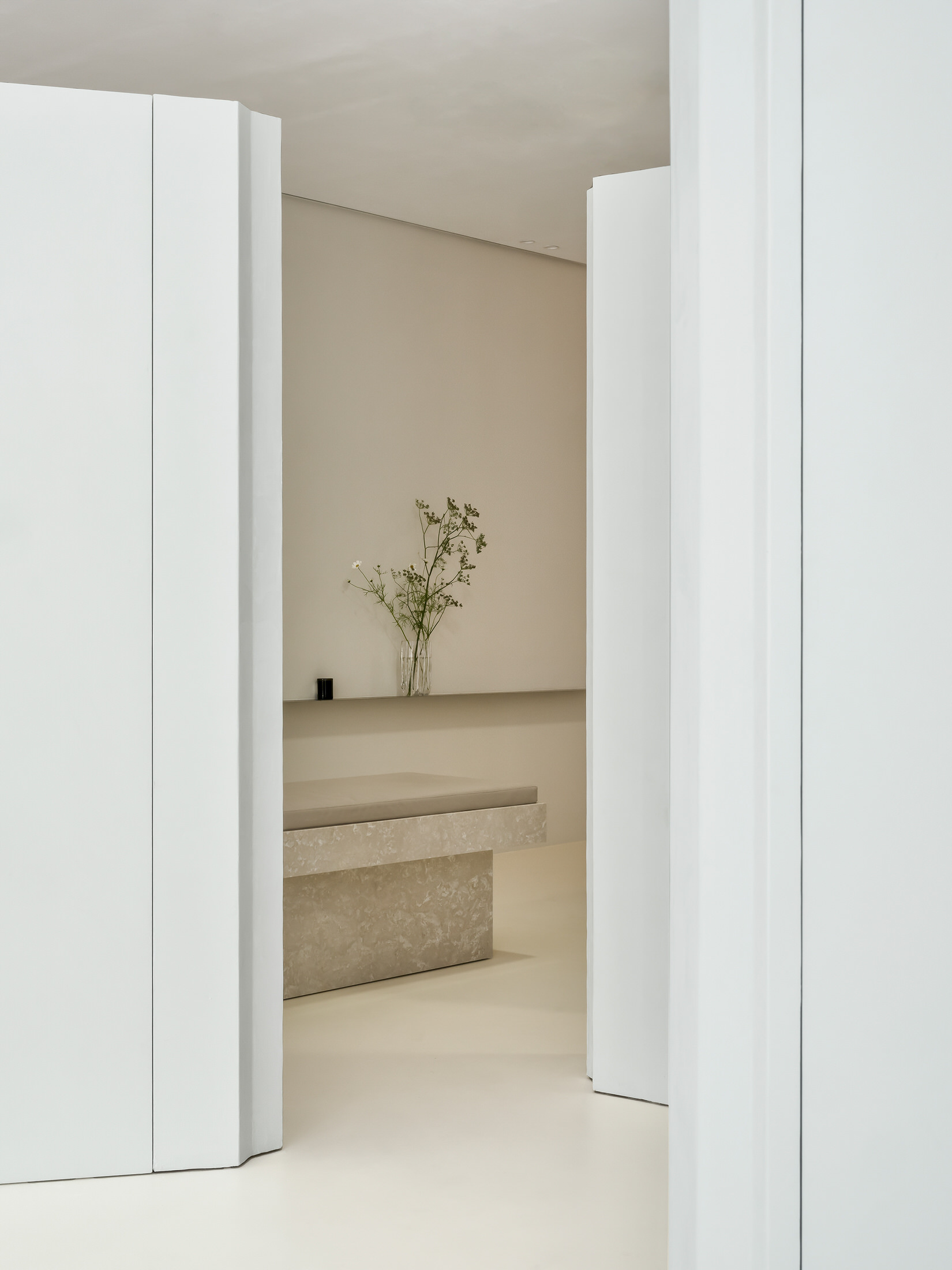 Chi Chi Club Hamburg Clinic by Deglan Studios | Yellowtrace