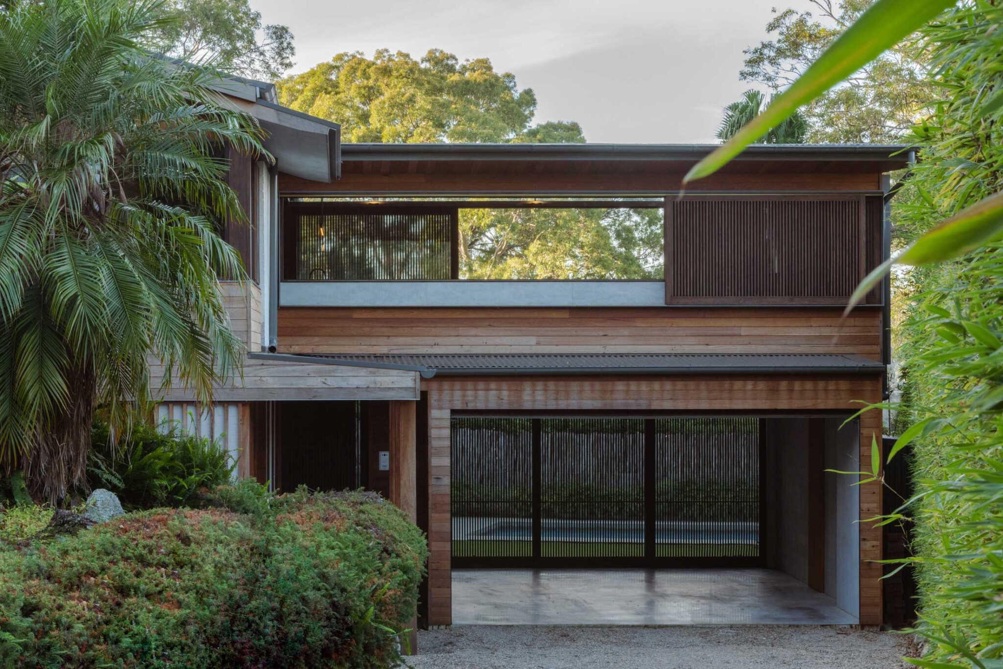 Beach House Transformation by Woodward Architects | Yellowtrace