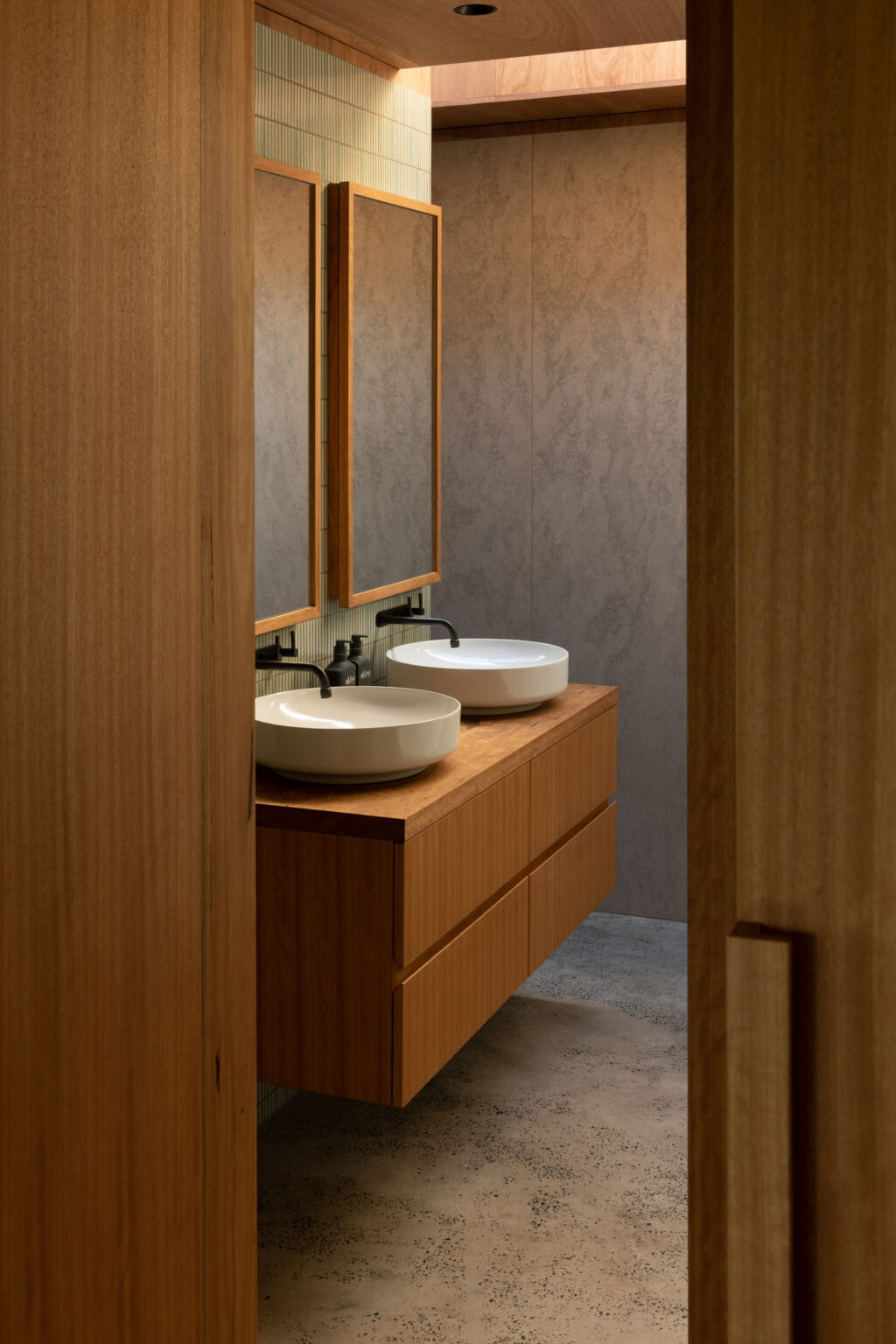 Beach House Transformation by Woodward Architects | Yellowtrace