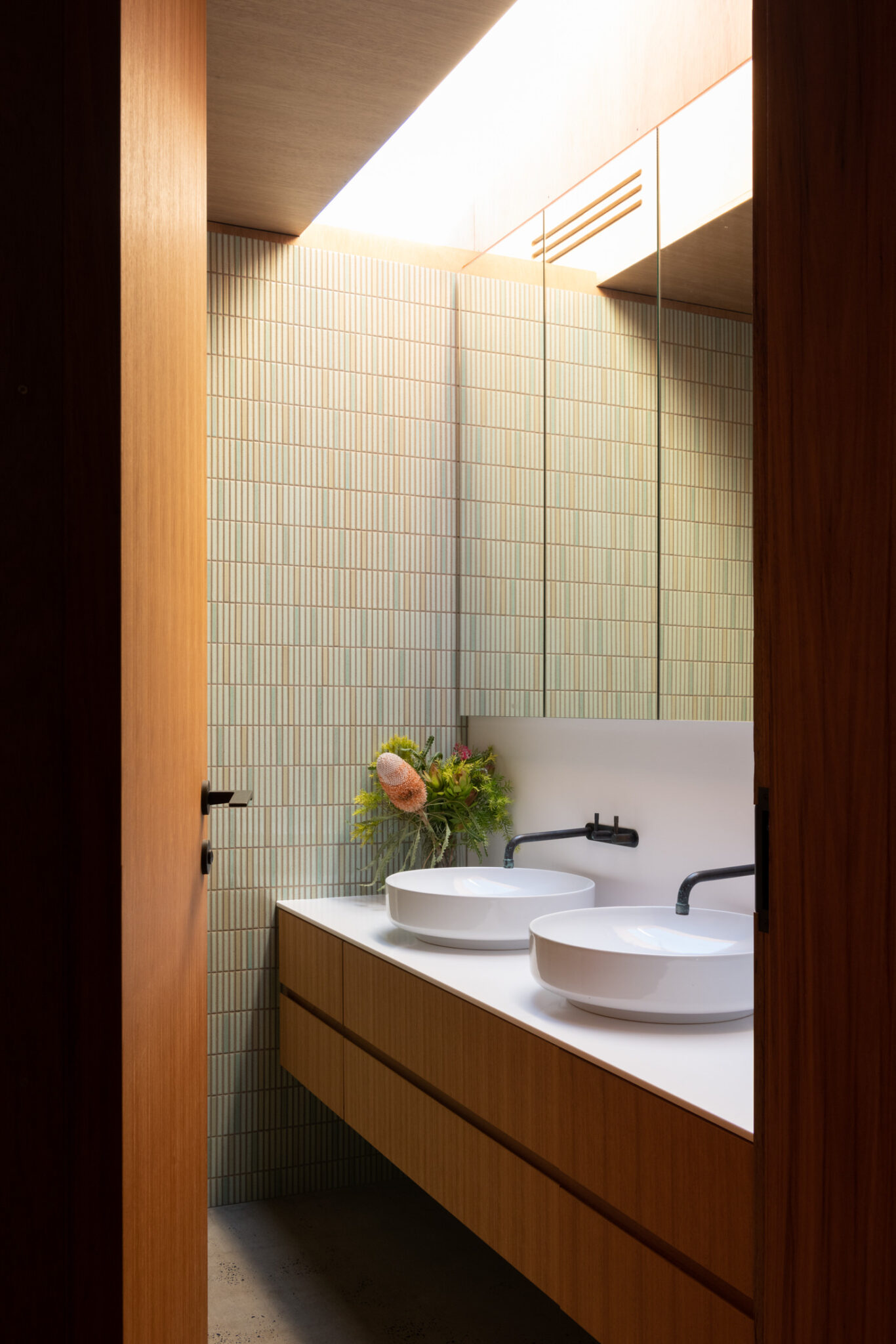 Beach House Transformation by Woodward Architects | Yellowtrace